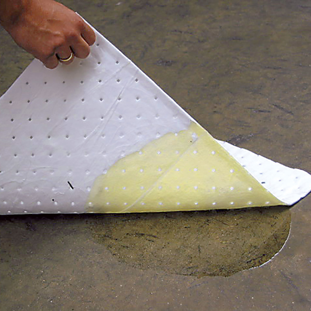 Basic Oil Absorbent Roll - Brady Part: BRO150 | Brady | BradyCanada.ca